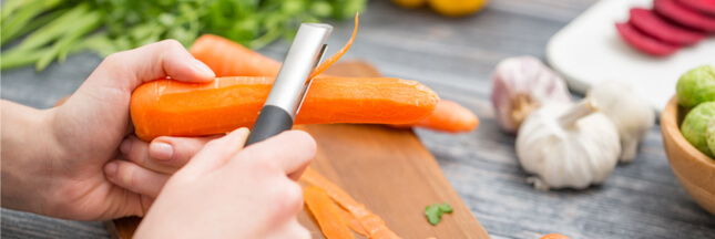 Faut-il laver et éplucher les fruits et légumes, et comment