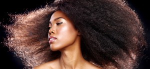 Comment entretenir des cheveux crépus