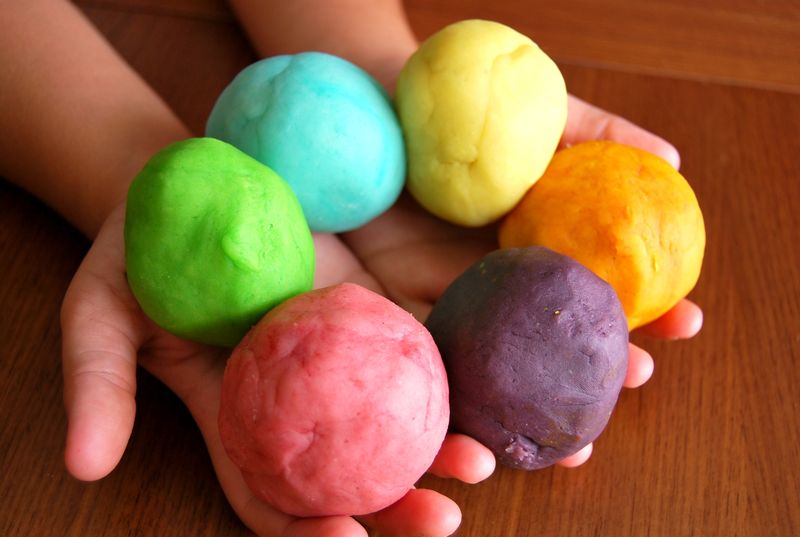 Recette maison : 100% saine, créez la pâte à modeler de vos enfants