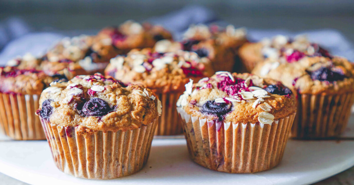 Recette vegan : muffins fruits rouges et avocat très moelleux
