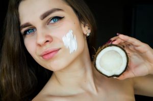 Beauté : comment utiliser l'huile de coco pour cheveux, les dents, la barbe