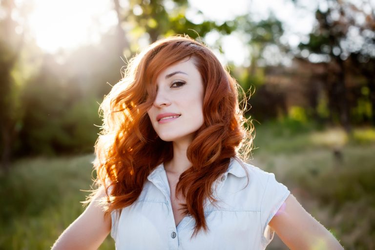 Comment devenir rousse sans décoloration ? Nos astuces naturelles