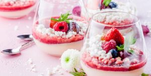 Légère et fruitée, la panna cotta vanille au coulis de fruits