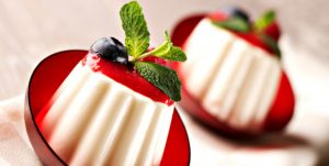 Légère et fruitée, la panna cotta vanille au coulis de fruits