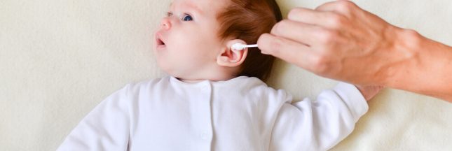 Comment nettoyer les oreilles de bébé en douceur