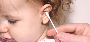 Comment nettoyer les oreilles de bébé en douceur
