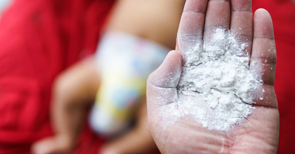 Le talc bébé et de maison, les dangers éventuels, les alternatives