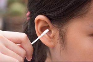 Comment bien se nettoyer les oreilles