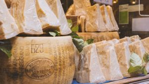 Parmigiano reggiano : comment reconnaître le vrai parmesan du faux