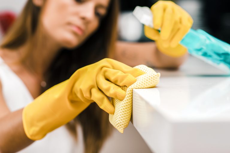 Dégraisser les meubles de cuisine avec des produits naturels