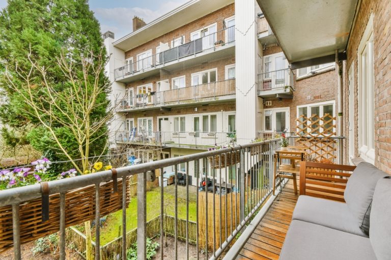 7 astuces d'aménagement pour agrandir visuellement un petit balcon