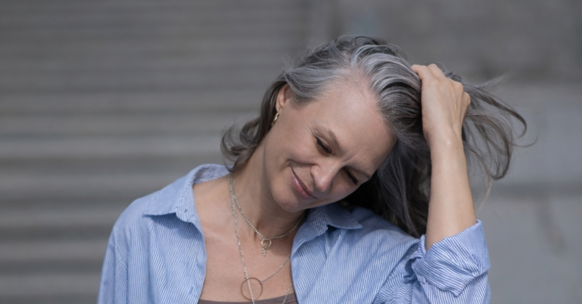 Cheveux blancs : un mécanisme anticancer révélé par la science